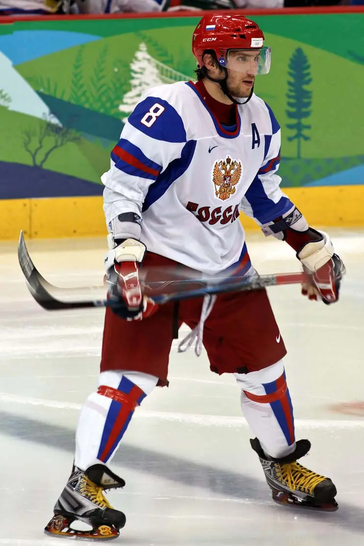 Power forward en hockey: una fuerza bruta con instinto ofensivo | FN Hockey